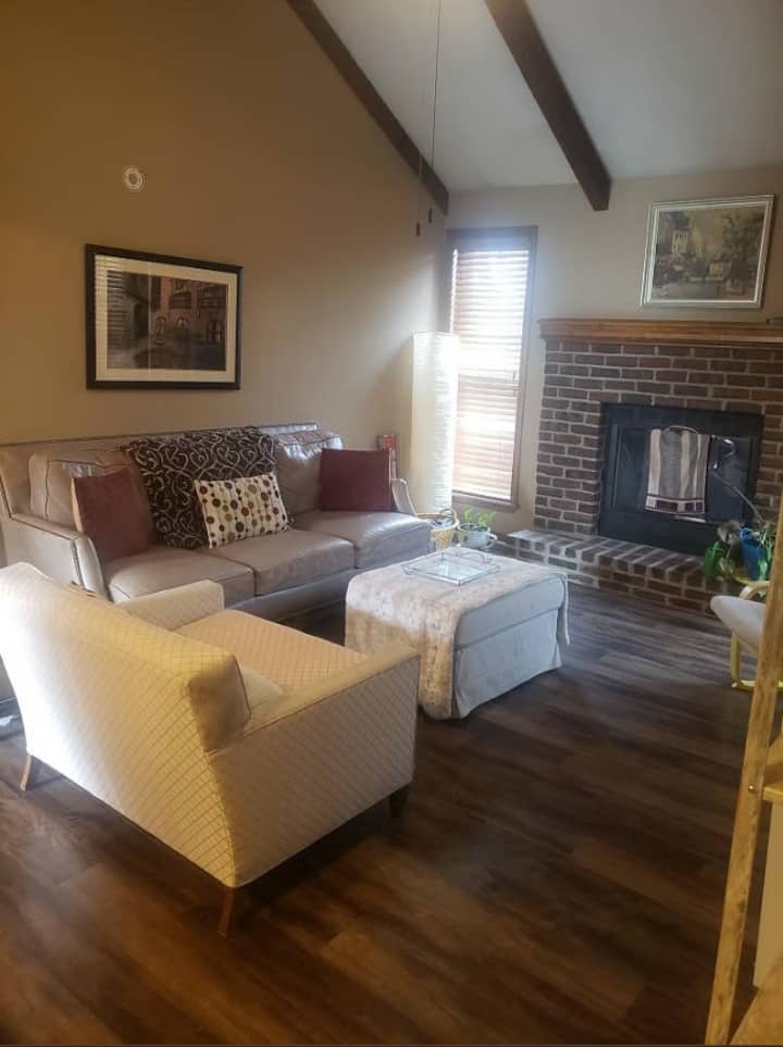 Beautiful 2br Condo Near Downtown Kansas City - Overland Park, KS