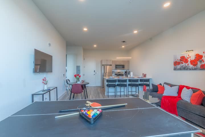 Red Retreat, Free Parking, Play Pool, 20% Off - Newark, NJ