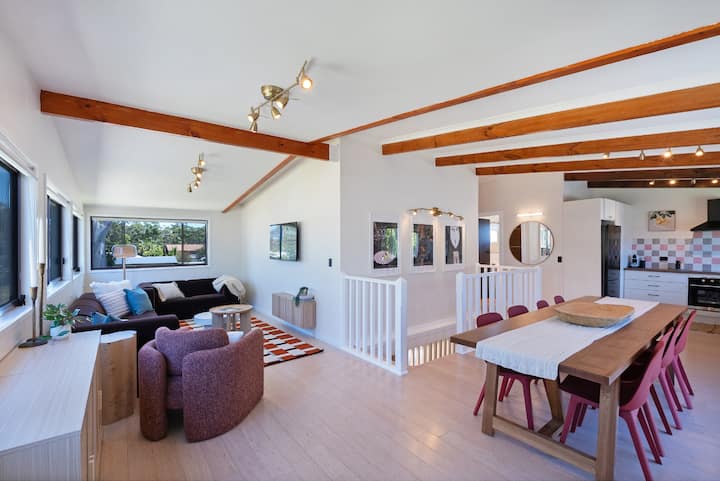 Casa Nera: Comfy & Stylish Retro Beach House - Hyams Beach