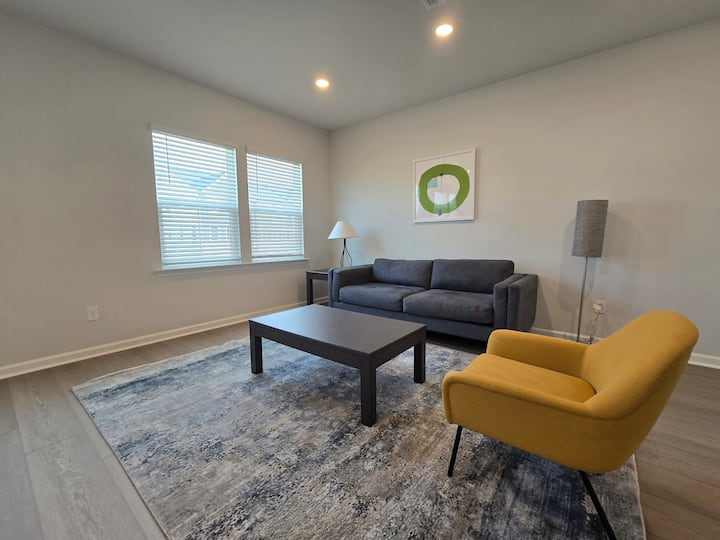 Spacious, Clean Townhome – Modern Comfort - Apex
