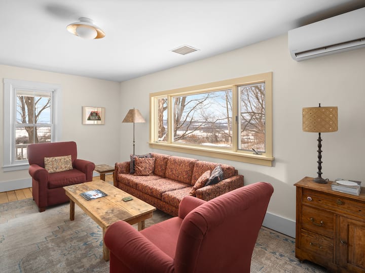 Farmhouse With A View - Minutes To Middlebury - Middlebury, VT