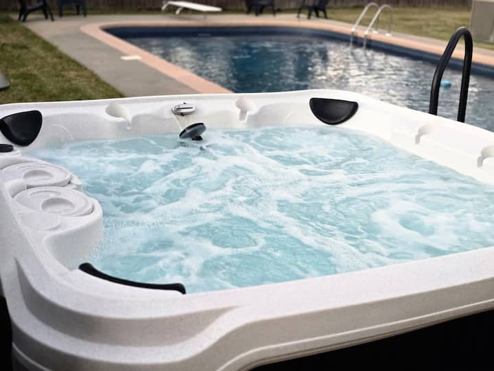 Fun Getaway: Pool, Hot Tub, Game Room & Ev Charger - Hattiesburg, MS