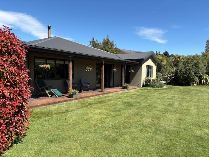 Modern, Spacious, Sunny Family Home Close To Town. - Wanaka