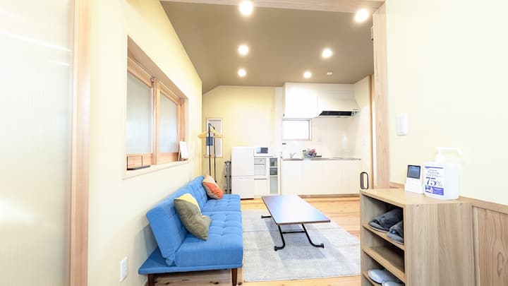 伊勢松本駅徒歩3分！ゆったり過ごせるメゾネット型の貸切一軒家｜駐車場2台＆evコンセント完備 - 스즈카시