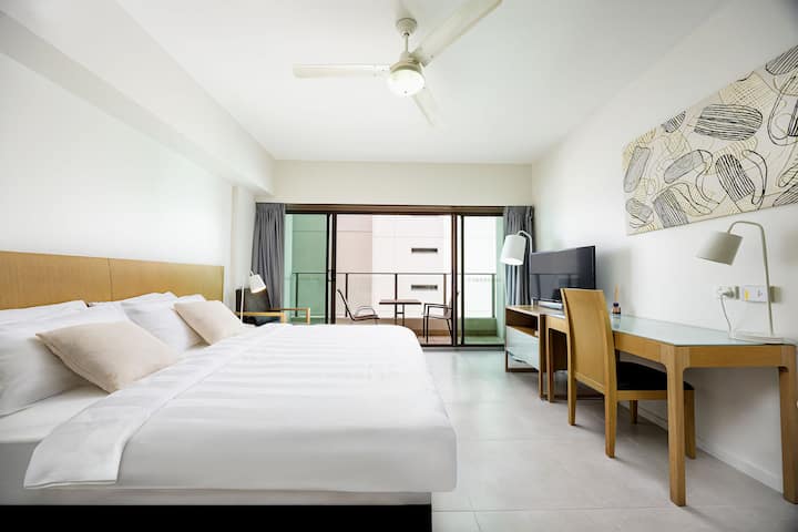 Darwin Apartment Hotel, Kitchen & Pool& Car Park - Darwin