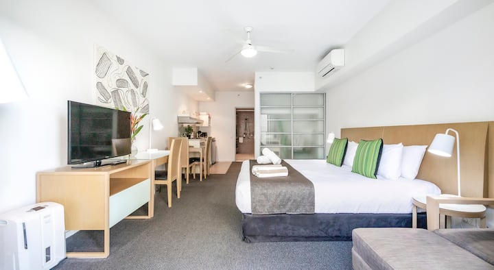 Darwin Apartment Hotel, Kitchen & Pool - Darwin