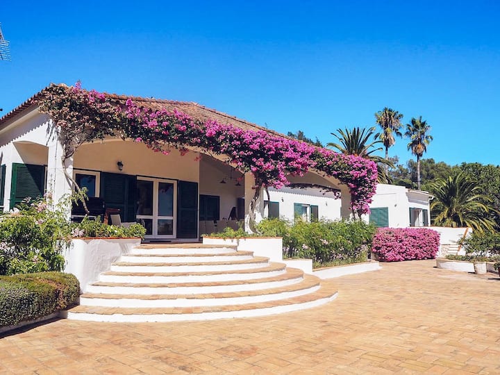 Beautiful Traditional Villa, Great For Families. - Lagos