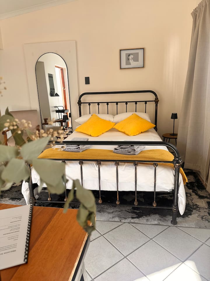 Cozy Garden Cottage For Two - Camps Bay