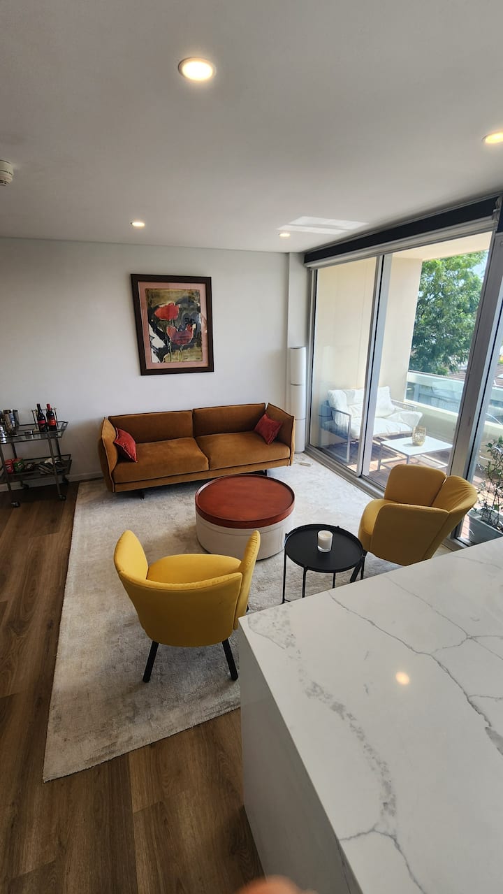 Stylish 2 Bedroom, 1 Bathroom With Shared Pool - Willoughby