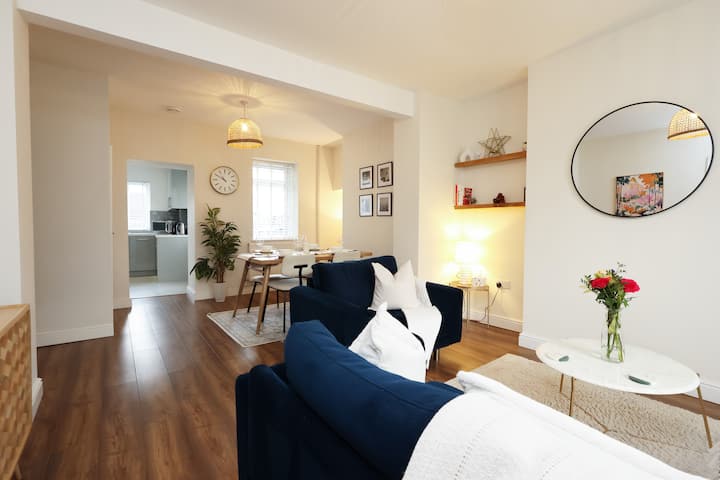Last Minute Discount| Modern Family Home| Swansea - Swansea, UK
