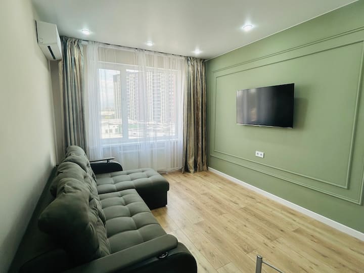 Cozy Home With Stunning City & Mountain Views - カザフスタン