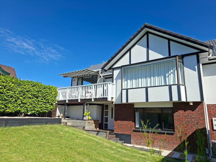 Stylish Coastal Retreat In Cockle Bay - Waiheke Island