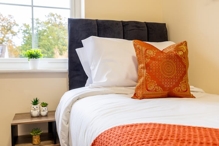 Spacious 4-bed Near Gatwick | Free Parking & Wi-fi - Redhill