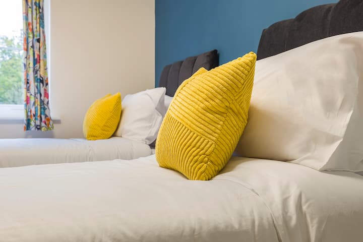 Spacious 4-bed Near Gatwick | Free Parking & Wi-fi - Redhill