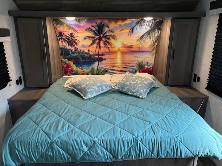 Enjoy Our Ameriship Rv And Lounge - Navarre, FL