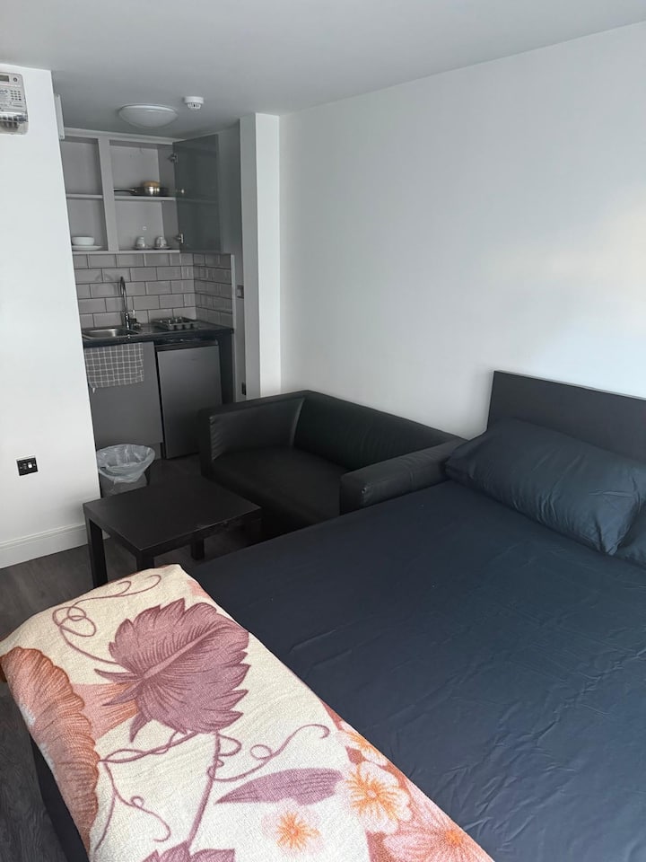 Studio Flat - Luton
