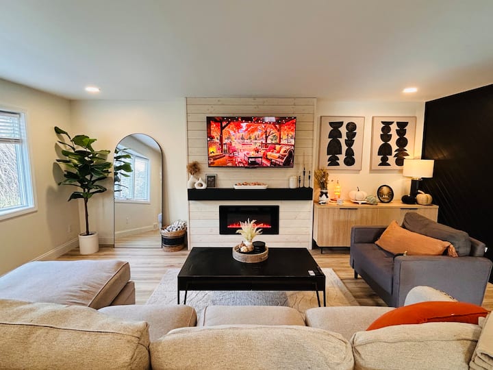 Cozy Lancaster Creekside Getaway - Akron, NY