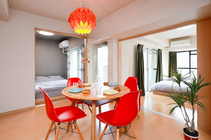 【New Open】小倉エリア|赤いチェアが映えるナチュラルモダンルーム|最大4名宿泊 - 기타큐슈시