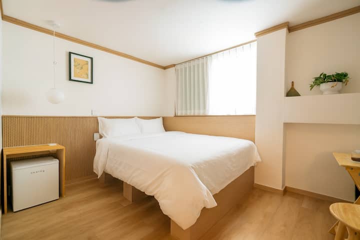 [Stay105행궁]행궁도보5분, 봄바람이 스며드는 행궁 감성숙소 - Hwaseong-si