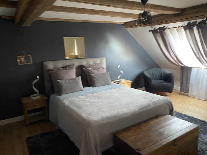 Chambre Avec Grand Lit Double, Accès Piscine L’été - Sarrebourg