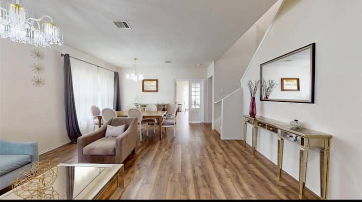 Bright Family Home Perfect For Shopping & Holidays - Edinburg, TX