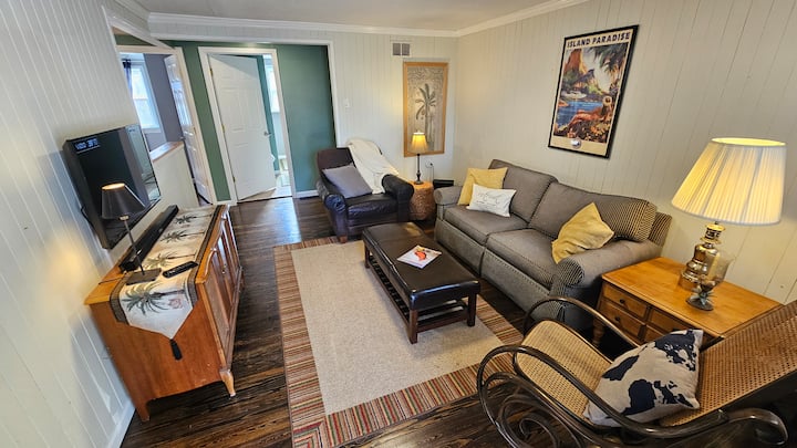 Cozy Farmhouse Cottage In A Quiet Neighborhood - Arnold, MO