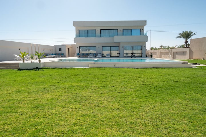Villa Moderne Avec Grande Piscine Sans Vis A Vis - Djerba