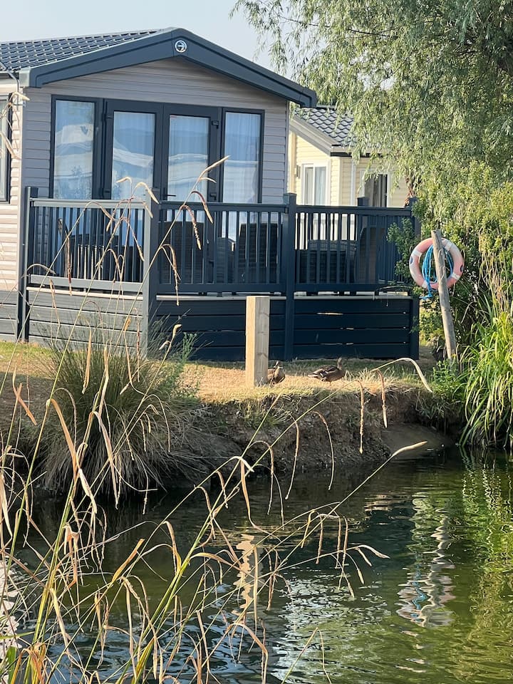 Luxury Couple Retreat With Pond View, Manor Park - Hunstanton