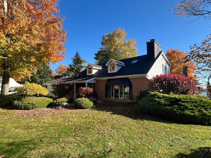 Cherry Blossom Cottage - Suttons Bay, MI