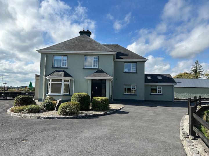 6 Bed House, 4 Bath House In Brickens - Knock