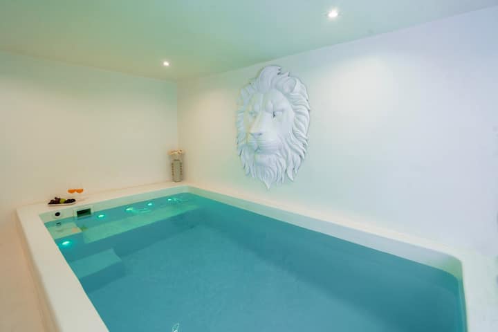 Santorini Plunge Pool Room In Bengaluru - Bangalore