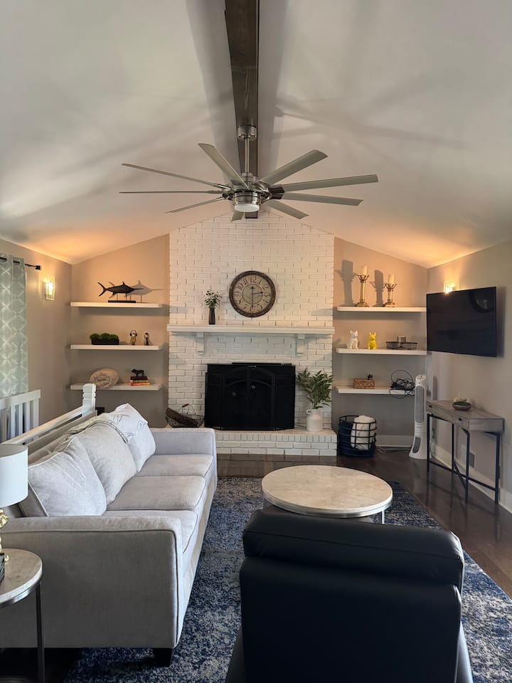 Lake Front Living! Spacious Home (Pet Friendly) - Cumming, GA