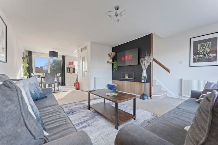 Modern 4 Bed Home | Project Stays L Free Parking - Gloucester, UK