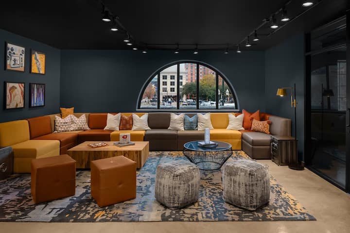 Industrial Dt Double Queen | Toyota Center & Grb - Houston