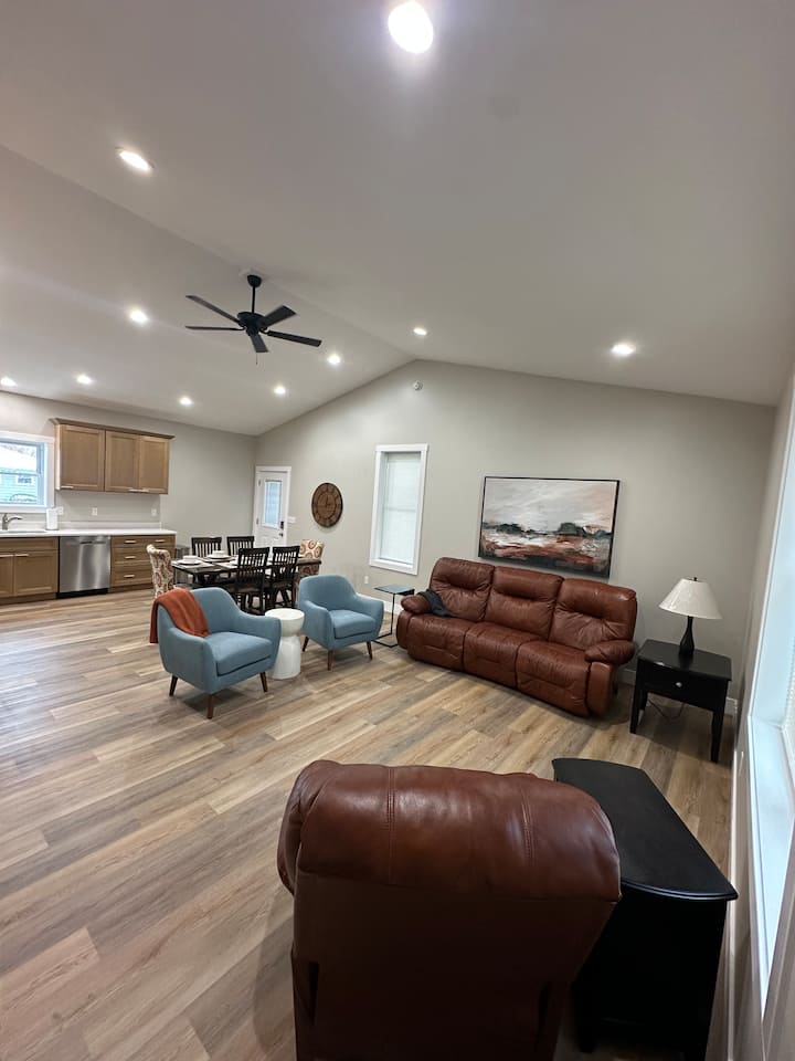 Beautiful Newly Built Home For Your Stay! - Saginaw, MI