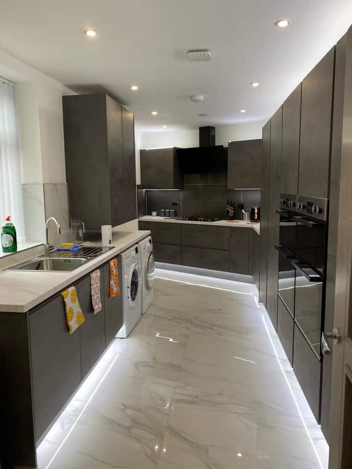 Cozy 5 Bedroom 5 Bathroom Home For Contractors - Preston