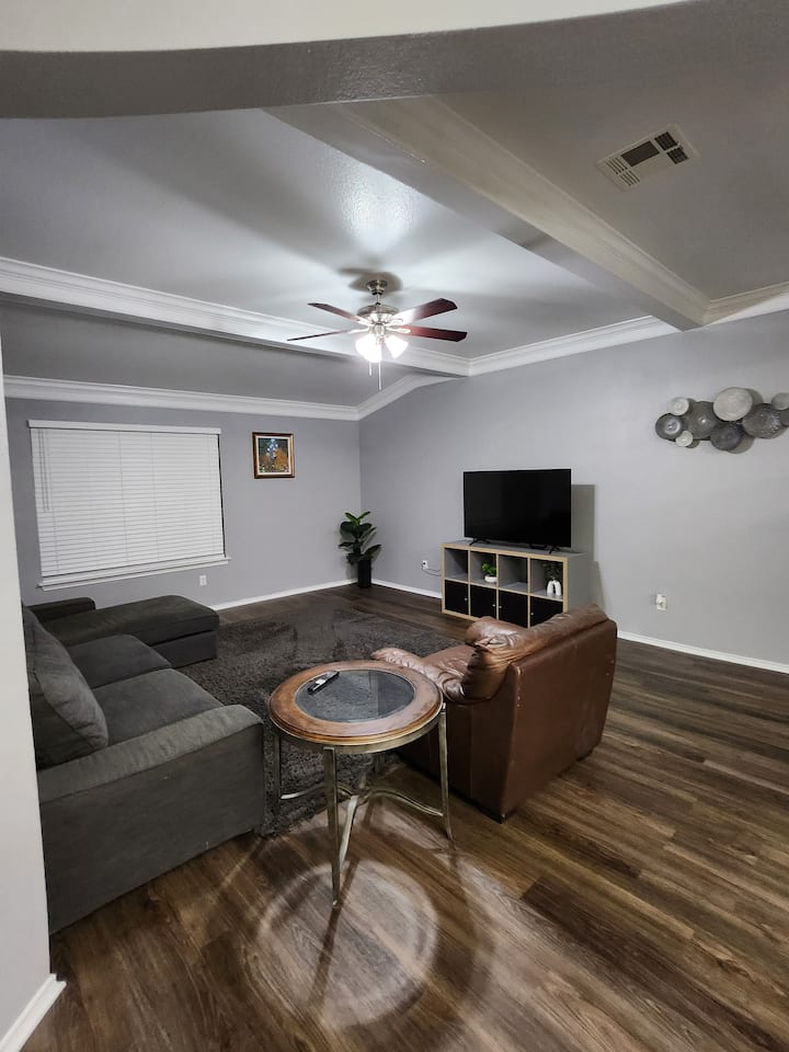 Country Feel Family Home Near The Capital - Elgin, TX