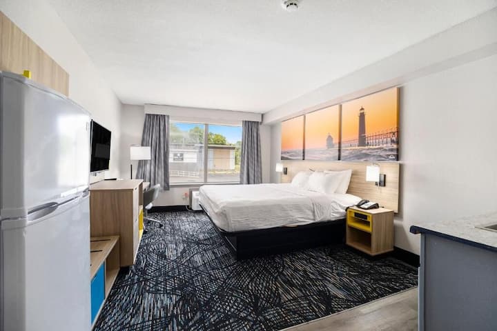 Muskegon King Suite: Free Breakfast, Gym & Pool - Muskegon, MI