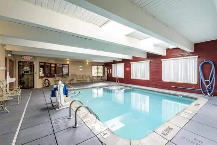 Muskegon Double Queen: Free Breakfast, Gym & Pool - Muskegon, MI