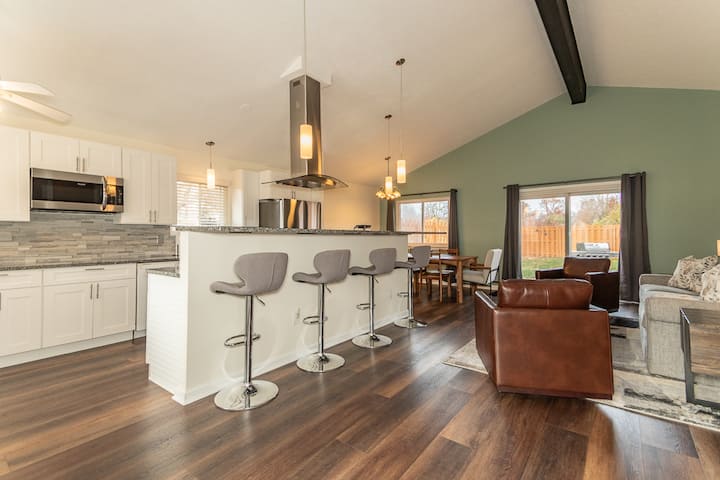 Central Mentor | 5 Beds | 2 Bath | Fenced Yard - Willoughby, OH