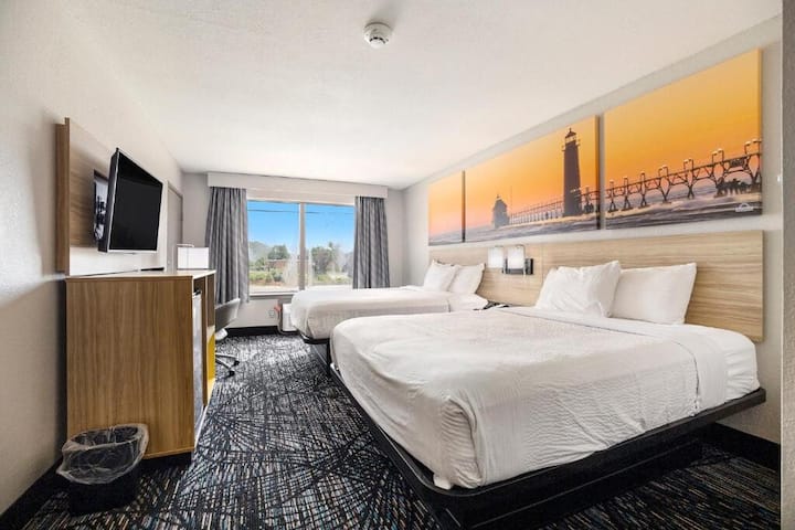 Muskegon Double Queen: Free Breakfast, Gym & Pool - Muskegon, MI