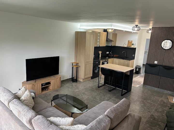 Spacieux F2, Rer, Commerces Et Services. - Cergy