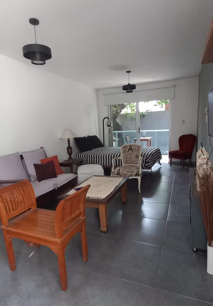 Acogedor Monoambiente. Jardín Propio. Céntrico. - Ituzaingó
