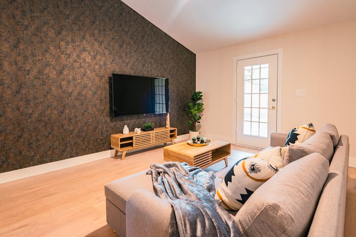 The Azure Haven | Modern | 2 King Suites - Bonaire, GA