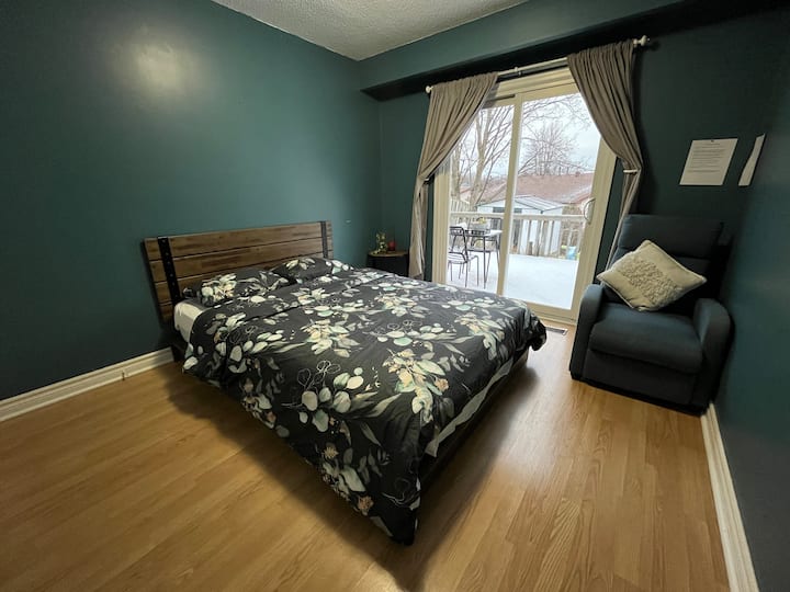 Cozy Private Main Floor Suite W/ Deck & Backyard - Oshawa