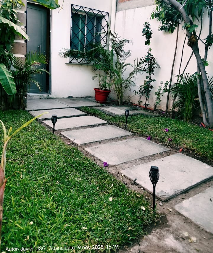 Casa Bellas Artes De 2 Pisos En Fracc. Privado - イラプアト