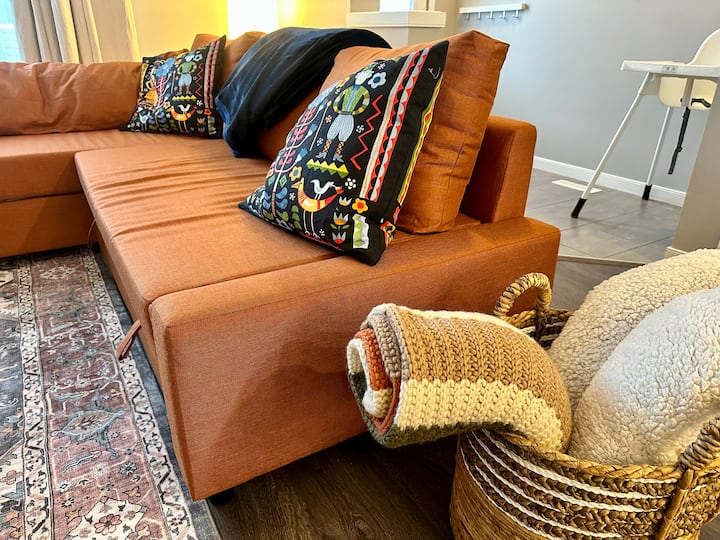Peaceful Home+modern Office+king Bed And Foosball - Calgary