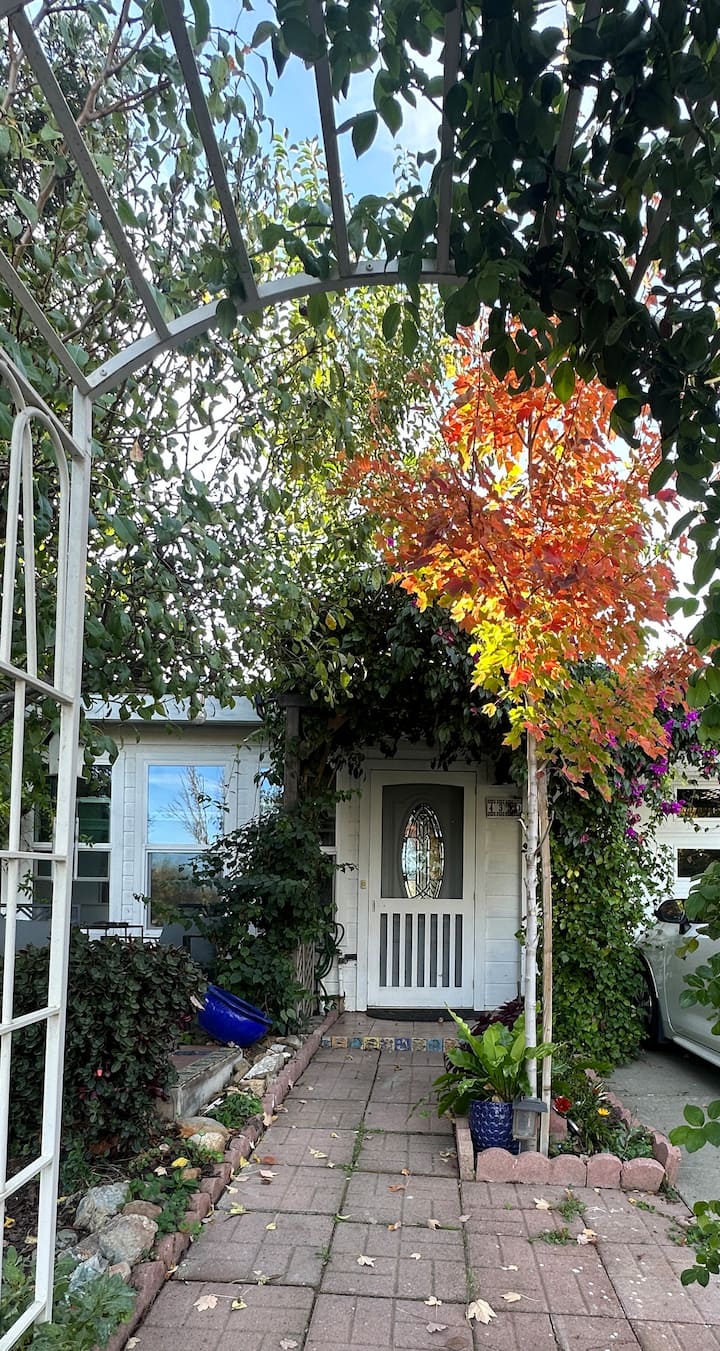 Small Quiet Fully Furnished Studio Commuters Dream - Davis, CA