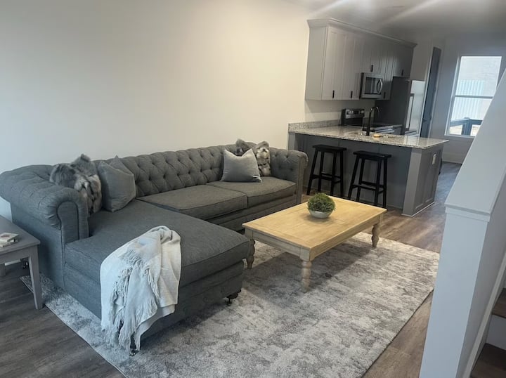 Modern 2 Bed Condo Steps Away From Downtown Dalton - Dalton, GA