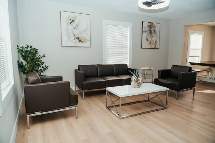 The Airport Haven Retreat 1.0 - Des Moines, IA